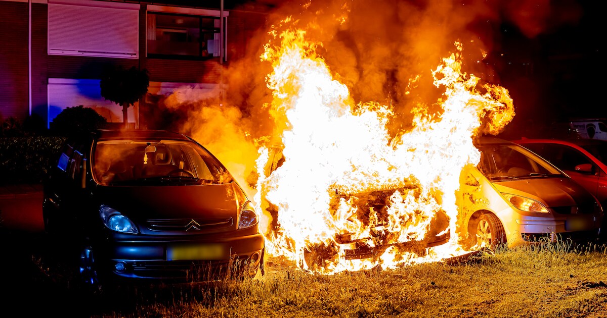 Drie auto’s gaan in vlammen op in Oosterhout, politie vermoedt ...