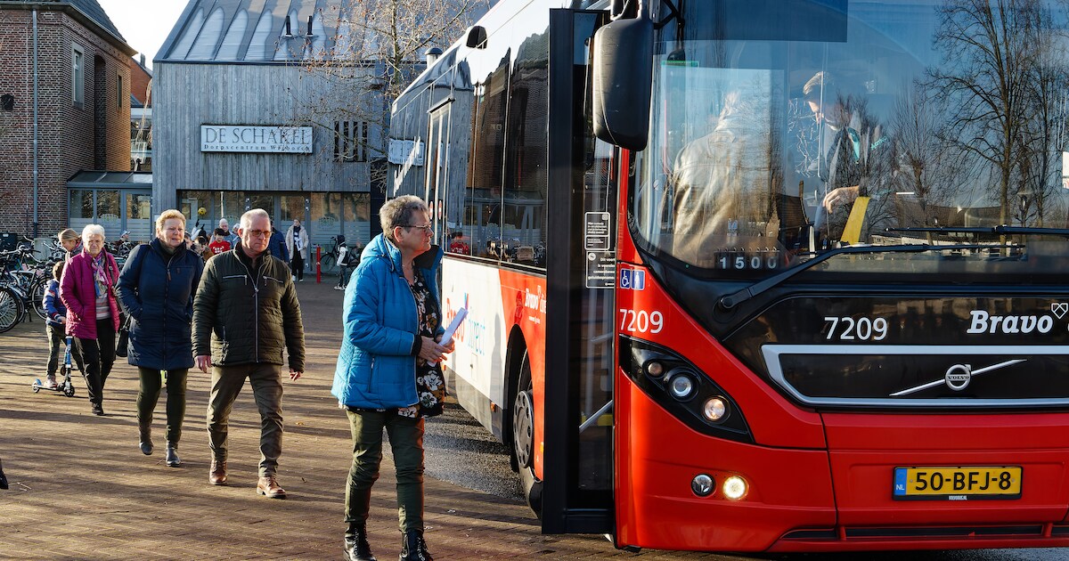 Senioren krijgen ‘les’ over regels in bus en trein: ‘Vroeger kocht je ...