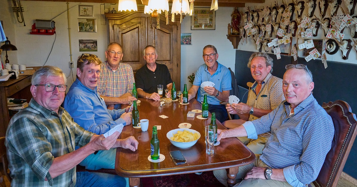 De mannen van Het Ochtendgloren schudden iedere dinsdagavond de kaarten; ‘Dit is de laatste ...