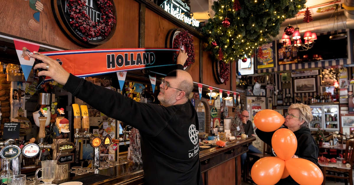 In dit café hangt de kerstboom horizontaal aan het plafond: ‘Om meer ...