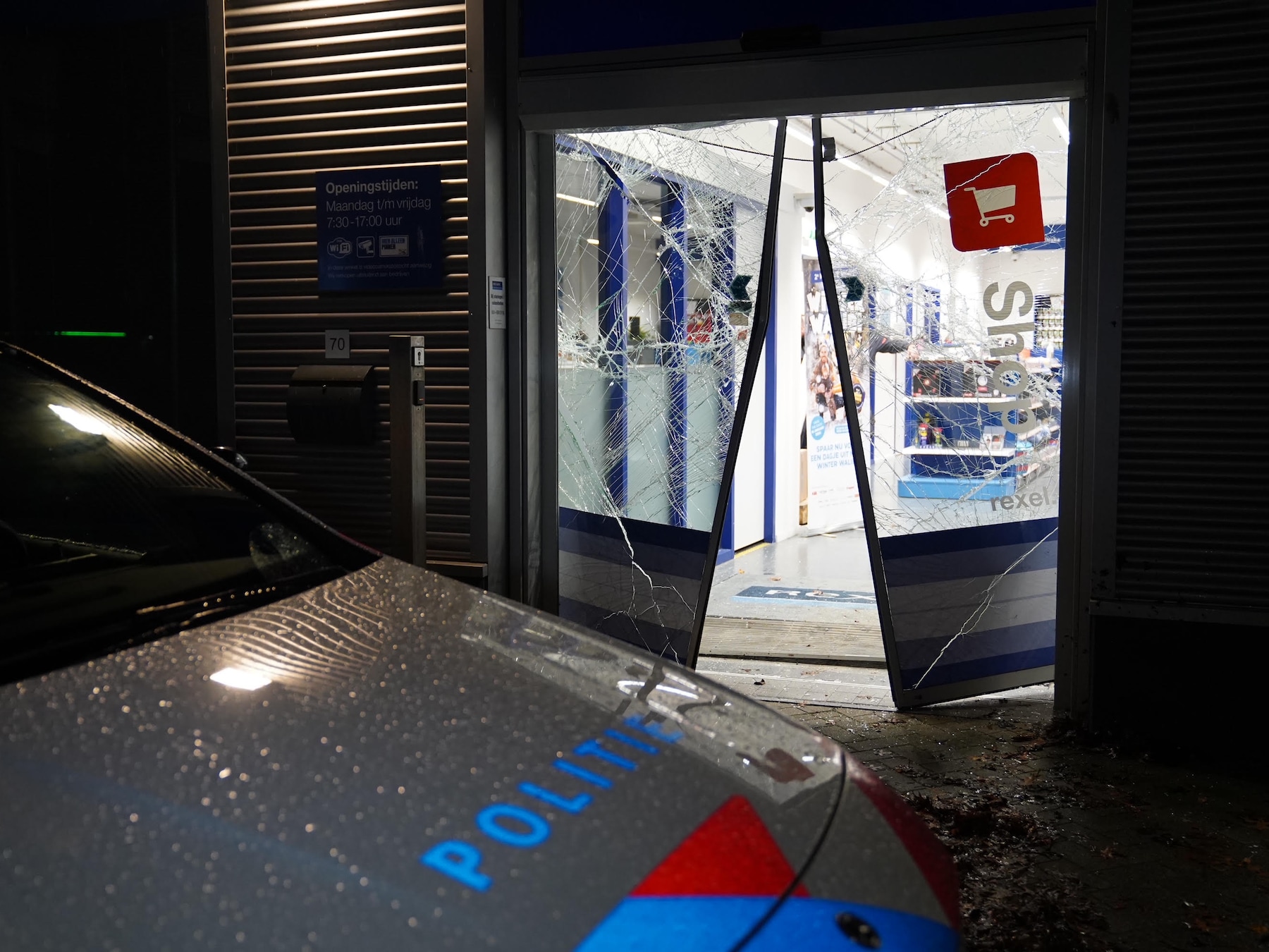 Ramkraak bij elektrowinkel in Den Bosch: deur compleet vernield ...