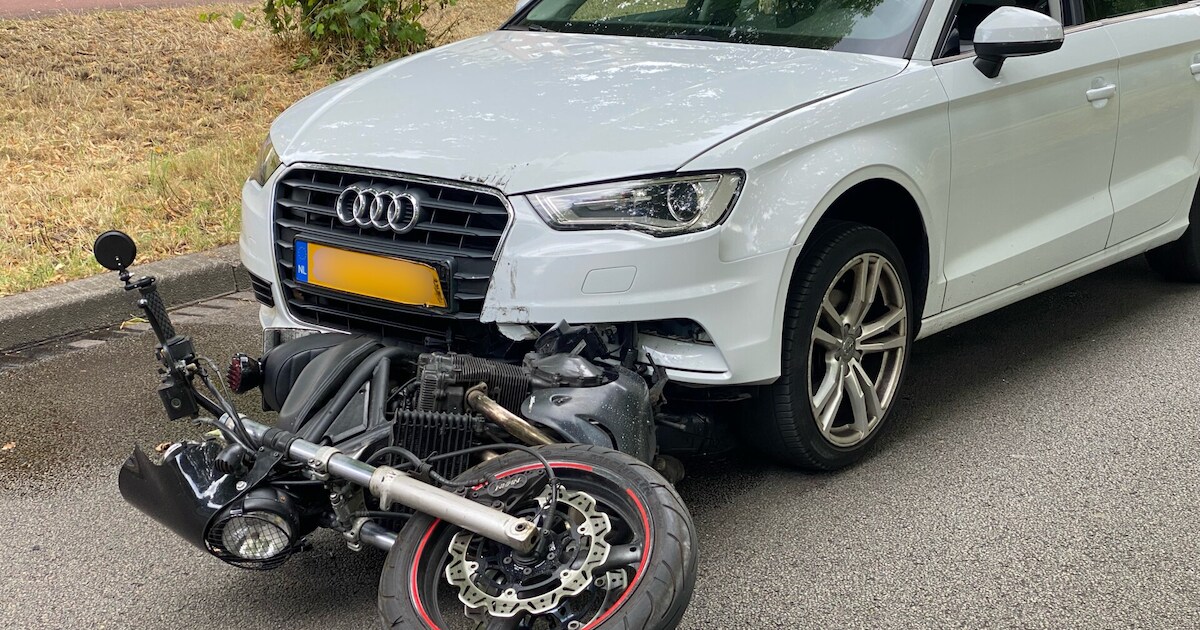 Motorrijder raakt gewond bij botsing met auto in Breda, motor muurvast onder bumper | Breda | bd.nl