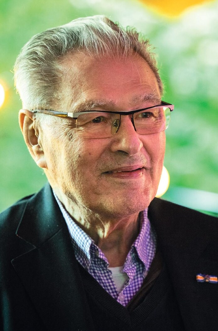 Wijn, politiek, postzegels, fossielen, wandelen: George Brouwers (1930-2025) was van vele ...