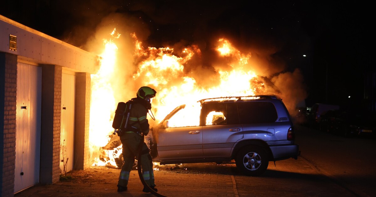 Auto brandt volledig uit vlak voor garagebox met gasflessen in Boxtel ...