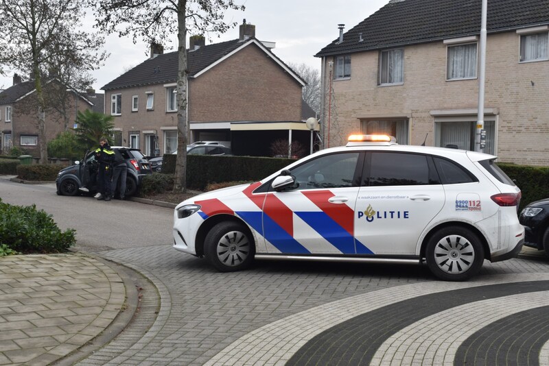 83-jarige bestuurder raakt gewond als zijn 45 kilometerauto op ...