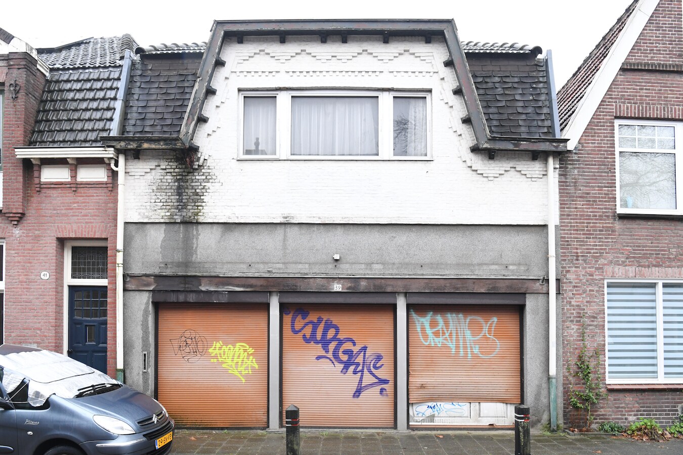 Dit Tilburgse treurpand staat al sinds eind jaren 80 leeg, ooit reed er ...