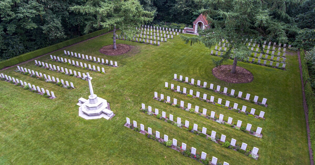 Lichtjes op oorlogsgraven in Overloon op kerstavond | Brabant | BD.nl