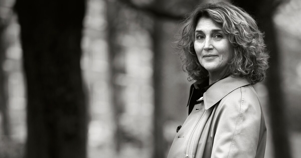 Schrijfster populaire prentenboek De ridder zonder billen leest voor ...