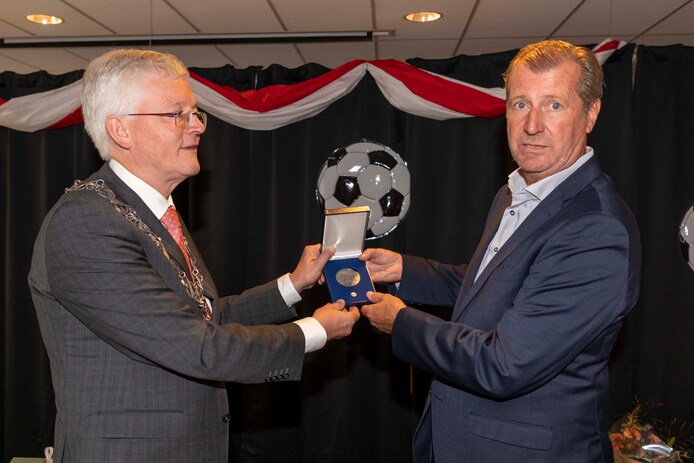 Toon de Kroon en Frank Ficheroux, steunpilaren van SC ’t Zand, krijgen ...