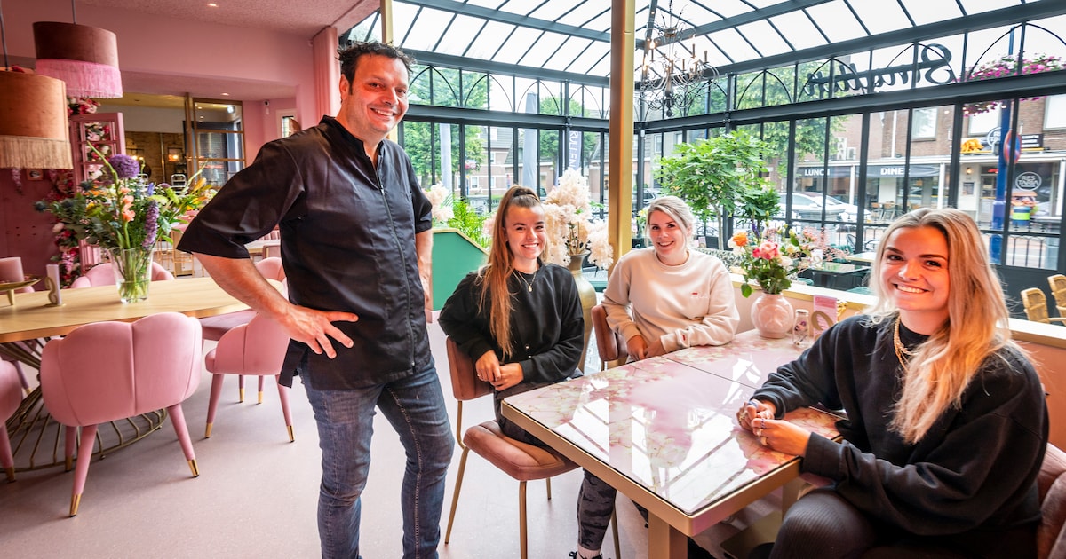 Grandcafé ‘Smullen’ is roze blikvanger in Boekel: pand valt zo op dat ...