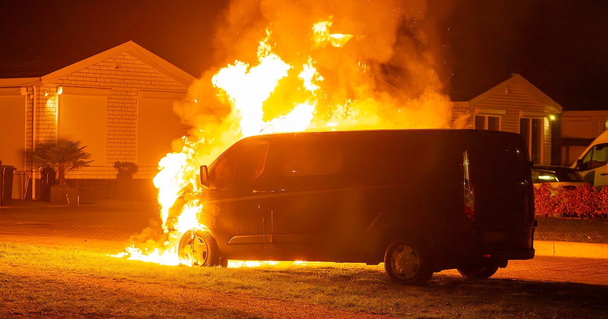 Bestelbus verwoest door felle vlammen bij woonwagenkamp in Oss, zesde ...