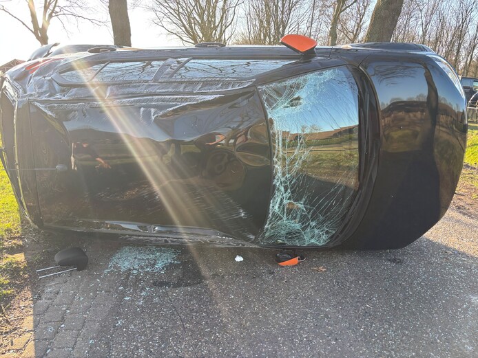 Auto belandt op zijkant bij botsing met bestelbus in Venhorst, veel deuken en kapotte ruiten ...