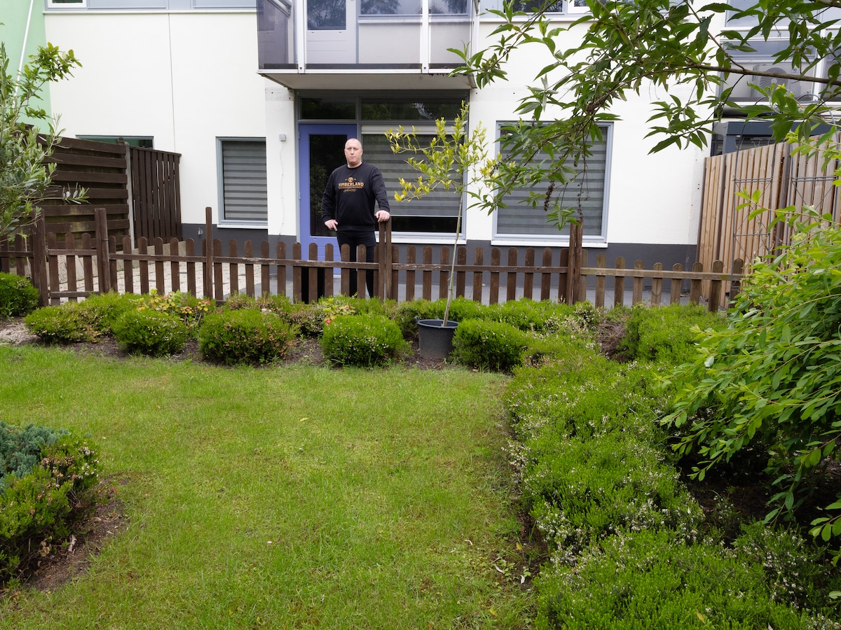 Alleenstaande Edward (52) wil gezin aan woning helpen, maar verhuurder ...