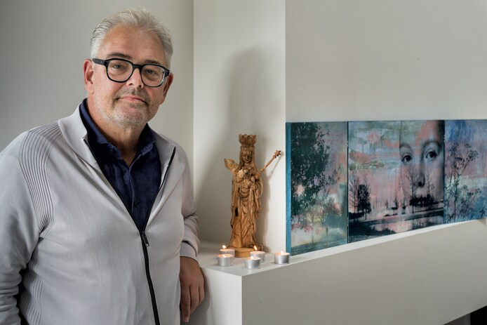 Voor nu overleeft directeur Marc kanker, dus gaat hij het theater in ...