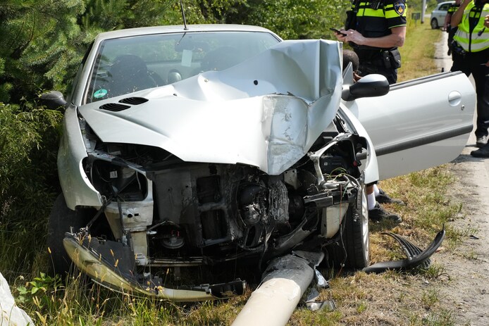 Automobilist valt in slaap achter stuur en botst frontaal op lantaarnpaal op N261 in Loon op ...