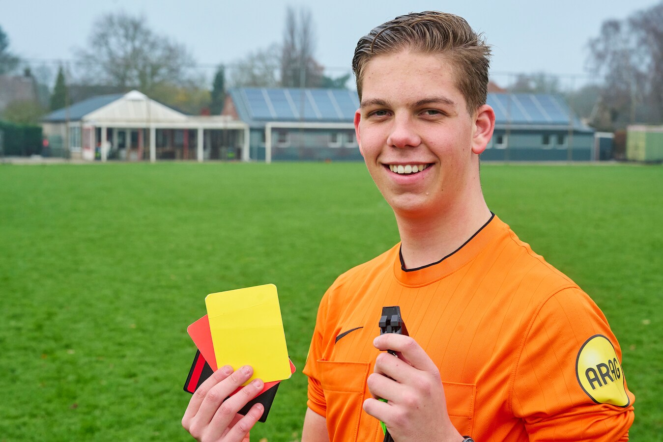 Luca (17) genomineerd voor scheidsrechter van het jaar: ‘Rode kaart ...