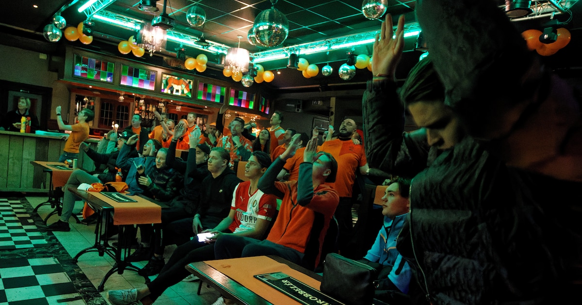 Jáááááááá, Oranje scoort toch nog en Mighty Mike juicht mee in Café Den ...