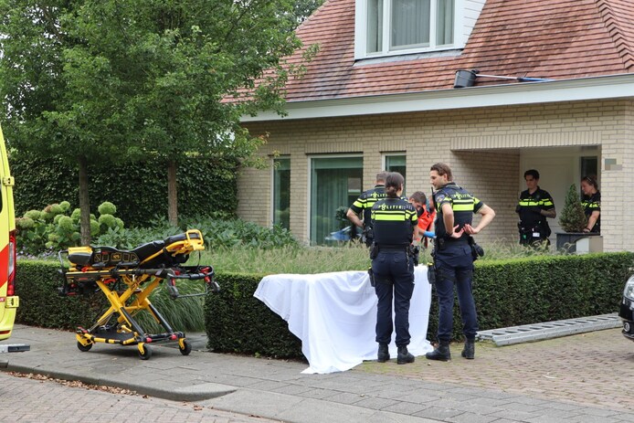 Man zwaargewond na val van dak in Sprang-Capelle: buurtbewoners horen ...