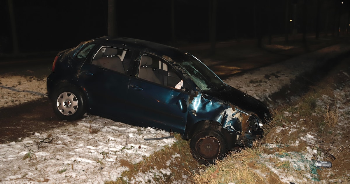 Auto belandt in de berm in Cuijk, bestuurder neemt de benen | Regio | BD.nl