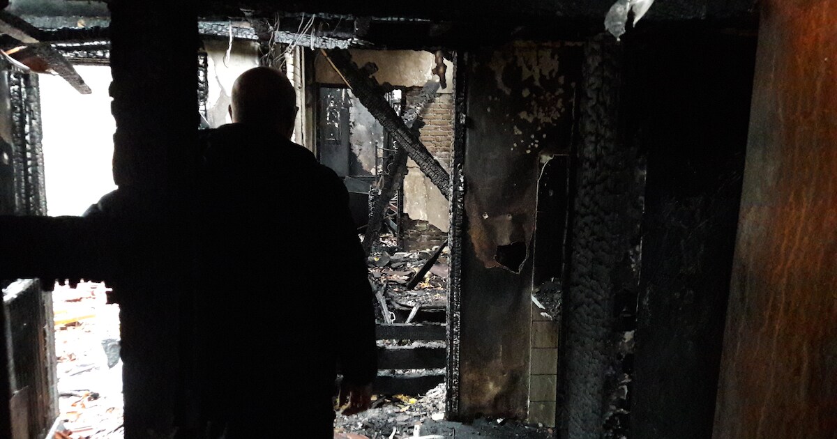 Ontsnapt aan de vlammen, kiest Arie de vuurdood | Arie den Dekker (1965 ...