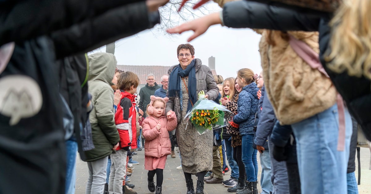 Een koets, een erehaag en zingende kleuters: juf Gerry neemt afscheid ...