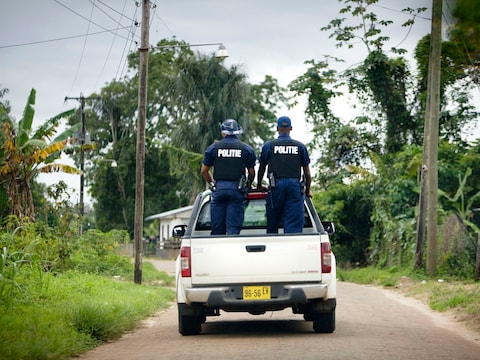 Vader die kinderen en buren doodstak in Suriname overleden in cel ...