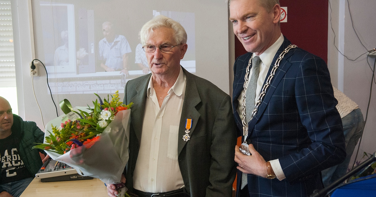 Koninklijke Onderscheiding wielervrijwilliger Jan van der Ven uit ...