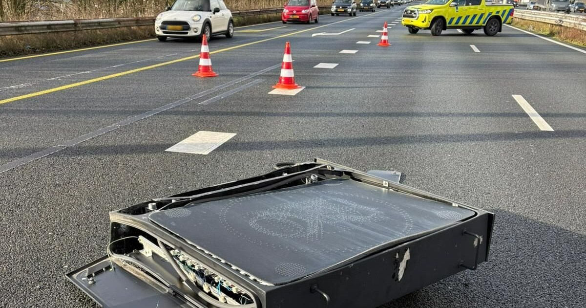 Automobilisten mogen van geluk spreken: afgebroken matrixbord klettert ...