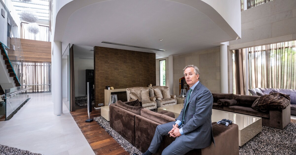 Een kijkje in de ‘James Bond-villa’ van gevallen vastgoedtycoon Roger ...