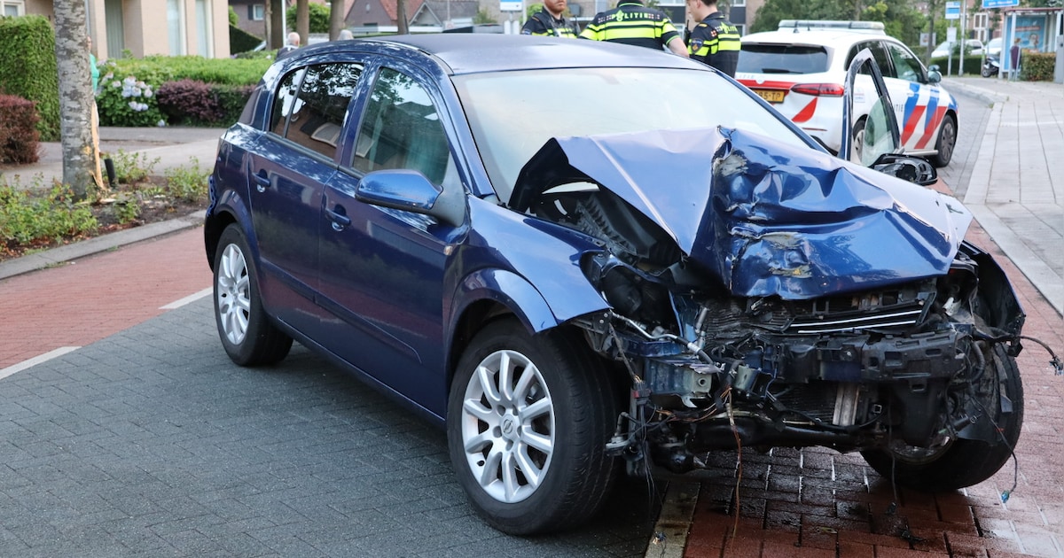 Automobilist botst met auto tegen boom in Vlijmen | 112 nieuws Heusden | bd.nl