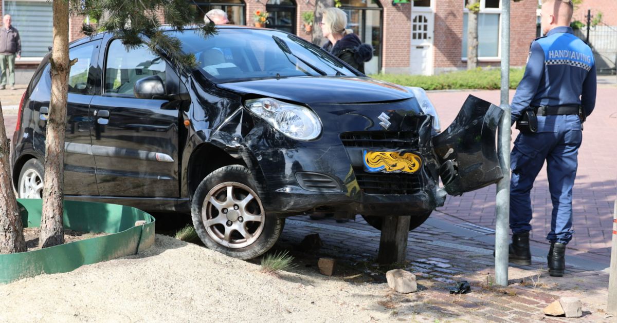 Auto belandt bovenop houten paaltjes in Loon op Zand | Tilburg e.o. | BD.nl