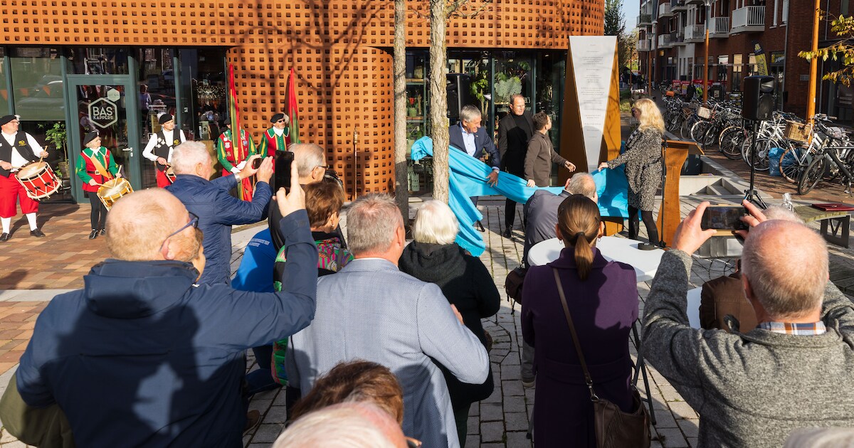 Het V-teken kunstwerk verbindt verleden , heden en toekomst | Waalwijk ...