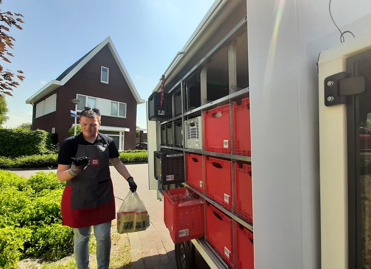 Op pad met het smalle hoge wagentje van Picnic: ‘O jee, we gingen te ...