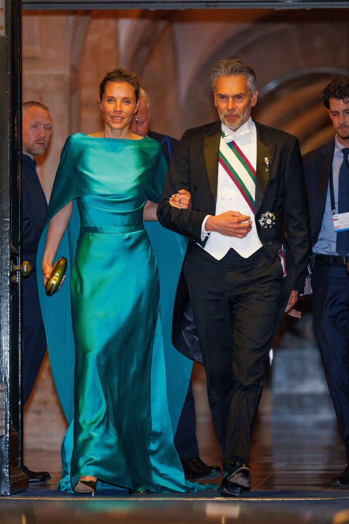 In een turquoise capejurk stak ‘first lady’ Loes Meurs koningin Máxima ...