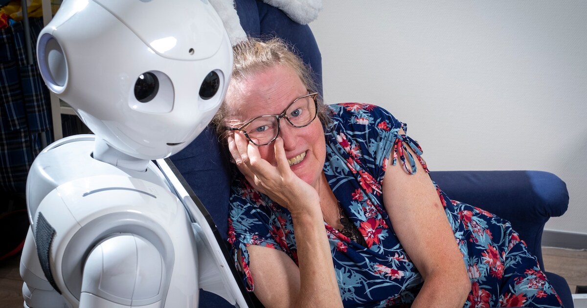 Elly wil het liefst geen dag zonder robot Phi leven | Gezond | bd.nl
