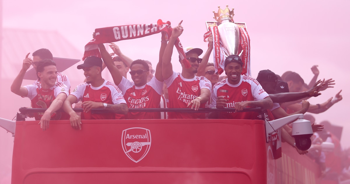 Jurriën Timber viert samen met teamgenoten en 1,5 miljoen Arsenal-fans ...