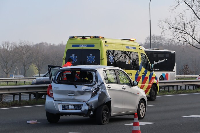 Vrachtwagen en auto botsen op A59, bestuurder gewond | Den Bosch | bd.nl