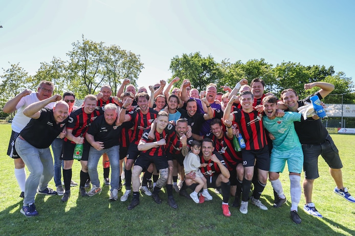 Eindelijk kan de ‘kampioensschaal’ uit de achterbak van RKKSV-trainer ...