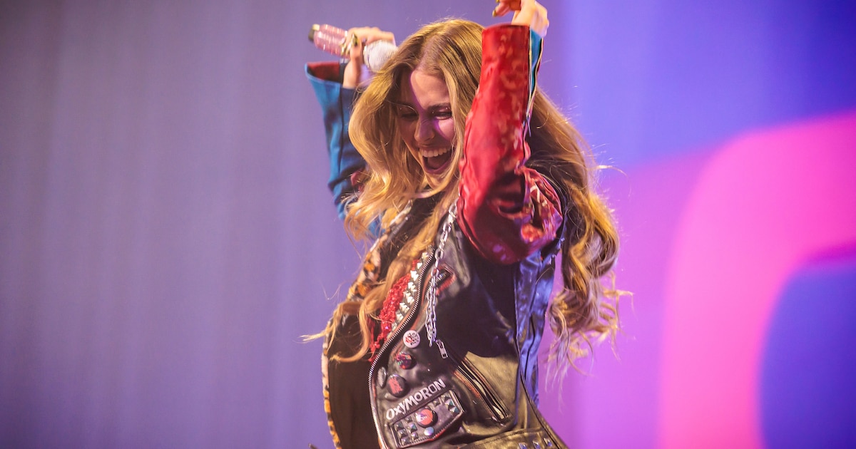 Roxy Dekker haalt bekende vrienden op podium tijdens eerste Afas Live-show | Show | BD.nl