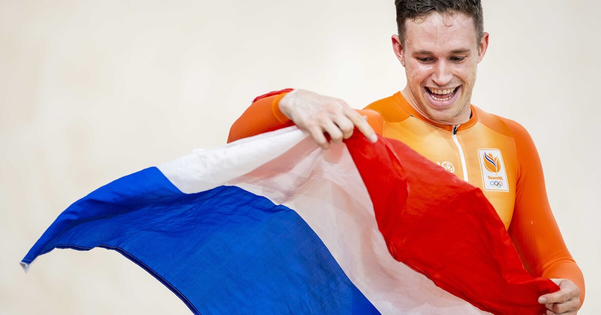 Harrie Lavreysen draagt samen met deze topatlete de vlag vanavond ...