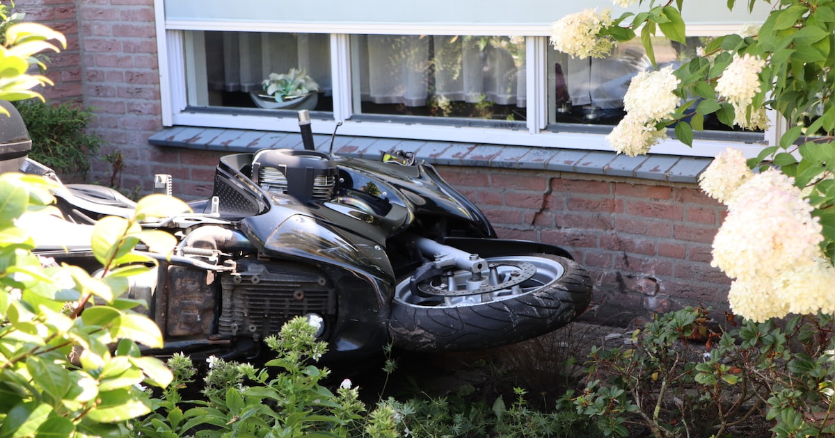 Motorrijder rijdt bij toerrit dwars door muurtje van voortuin in ...