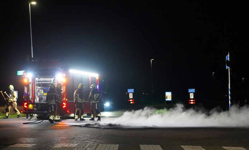 Autobanden in brand op kruising in Brakel | Regio | BD.nl