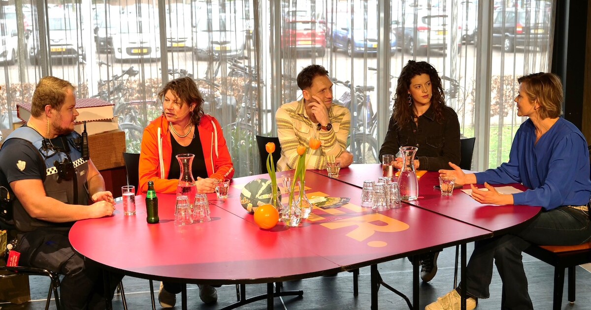 Bij talkshow Hier staan ze meteen aan: ‘Soms valt hier een traantje ...