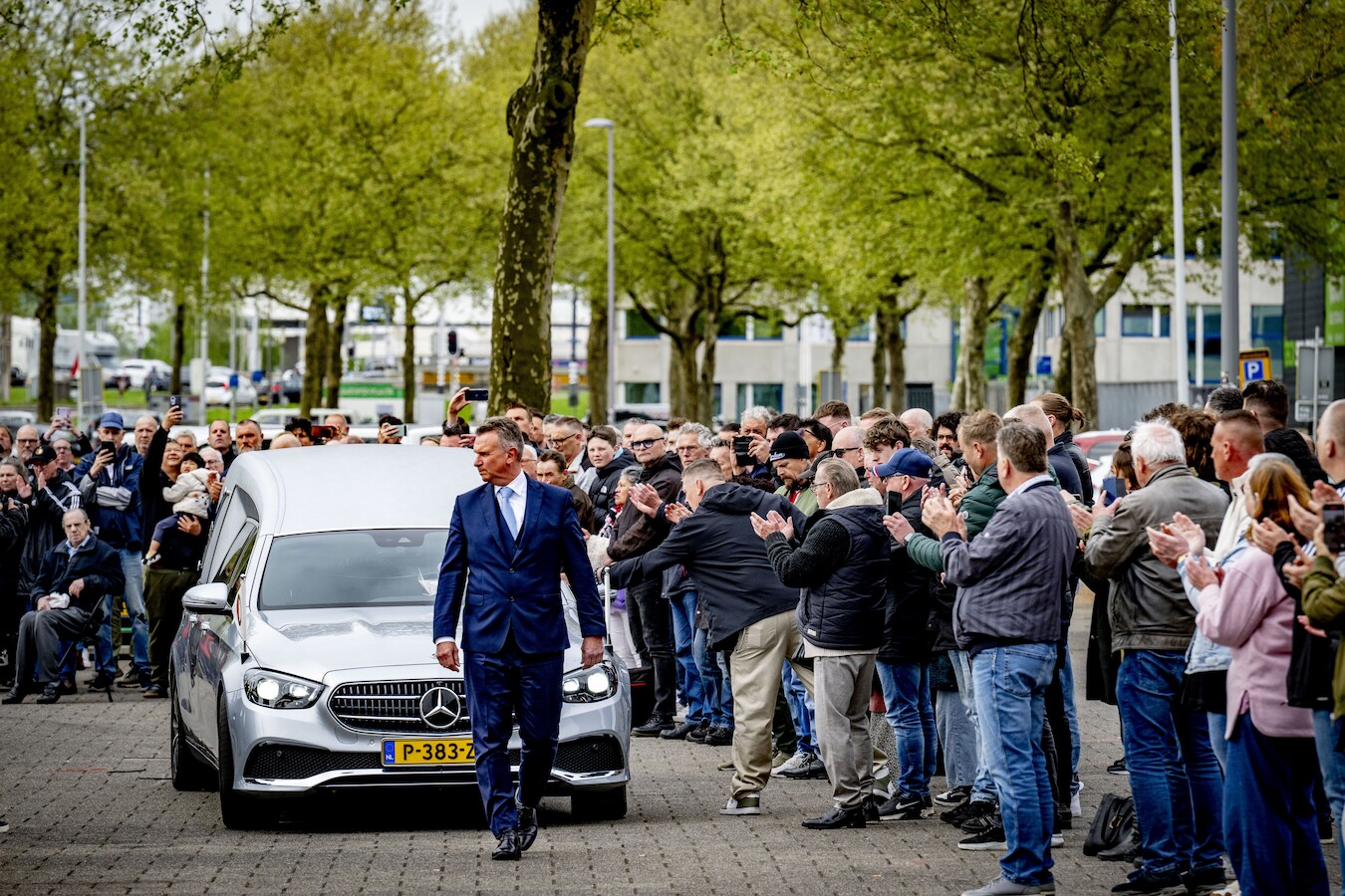 Honderden fans bij de Kuip vormen erehaag tijdens afscheid van ...