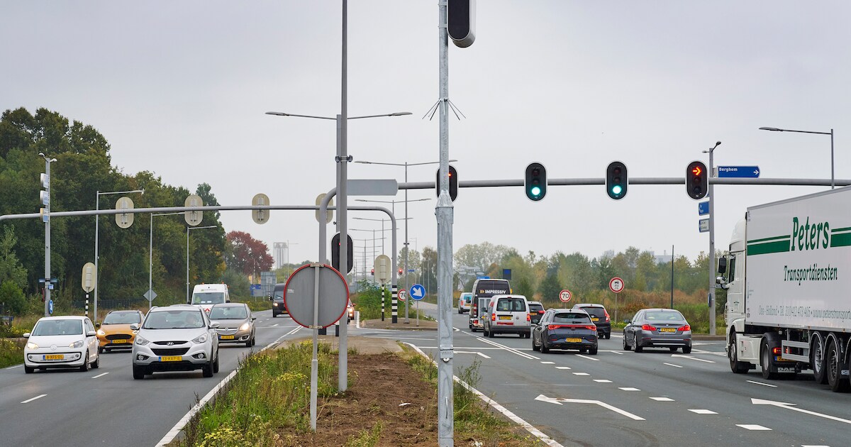 Na jaren van lobbyen door de SP: eerste flitspalen geïnstalleerd op Weg ...