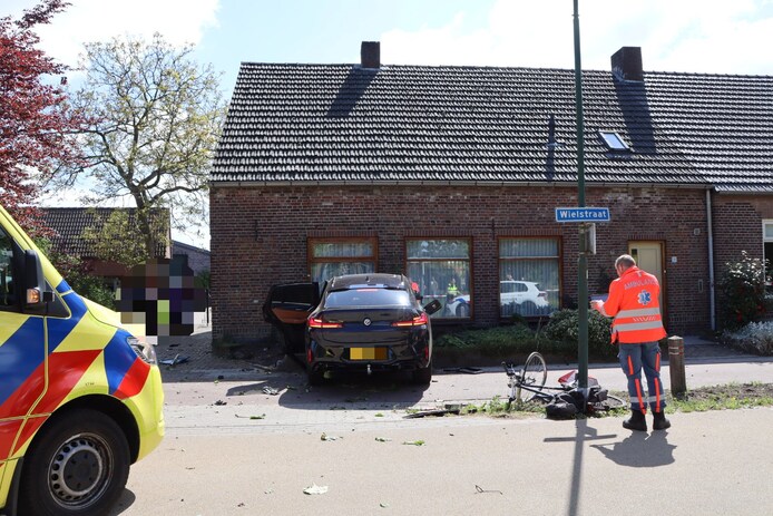 Automobilist verliest macht over stuur, botst tegen fietser en ramt woning in Kaatsheuvel | Loon ...