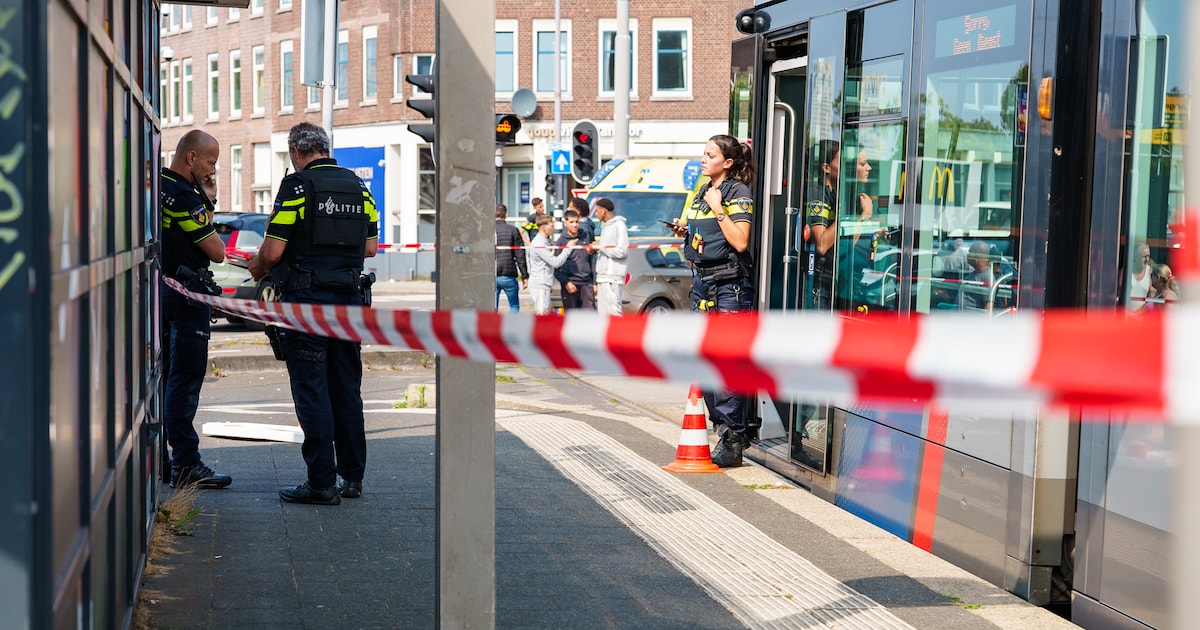 Terwijl man (81) op de tram wacht, wordt hij plots geraakt door kogel ...