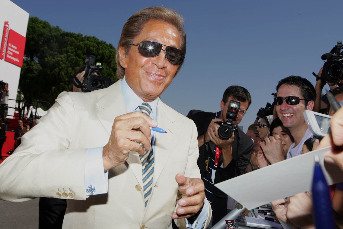 Wereldberoemde modeontwerper Valentino (93) overleden, werkte met grote ...