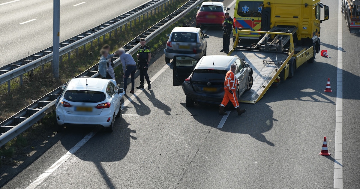 Drie auto’s botsen op A59 bij Drunen, verkeer kan alleen over vluchtstrook naar Waalwijk rijden ...