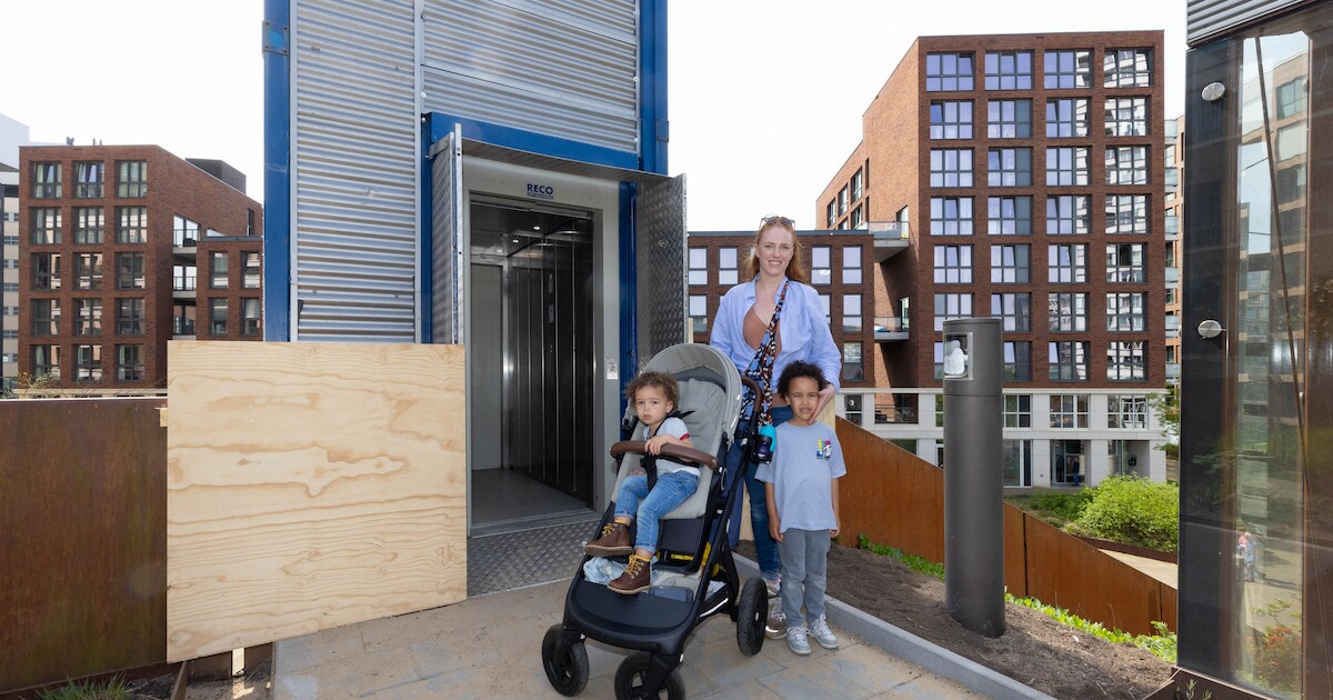 Eindelijk weer liften die het doen bij de Paleisbrug. Waarom is daar ...